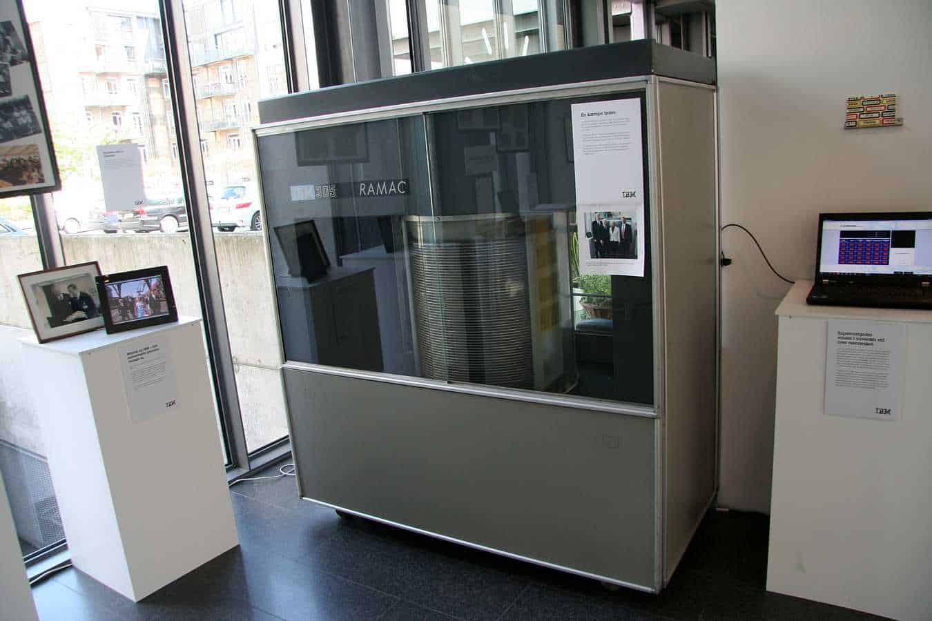 IBM 305 RAMAC: A Fascinante Jornada do Primeiro Disco Rígido - BytesDeTech